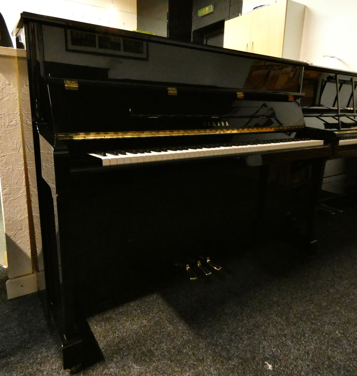 Yamaha V118N Upright Piano in Black High Gloss Cabinet – Shackleford Pianos